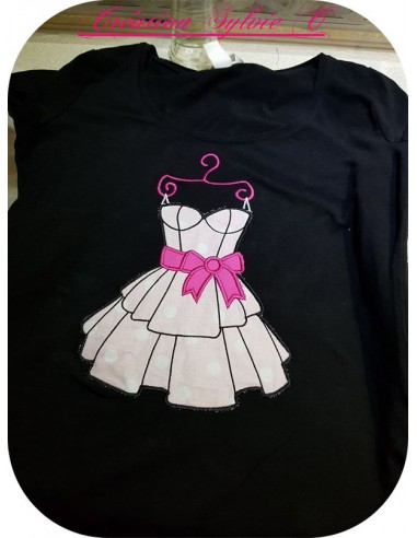 motif de broderie robe noire