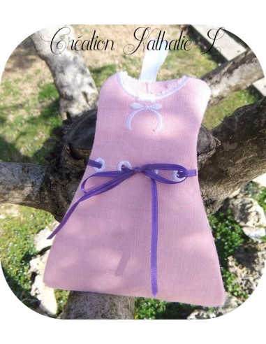 motif de broderie robe de baptême tout dans le cadre